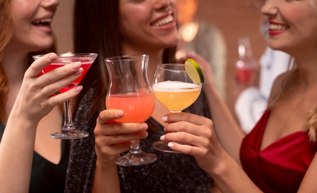 Como-ligar-en-una-cocteleria | Con Alcohol