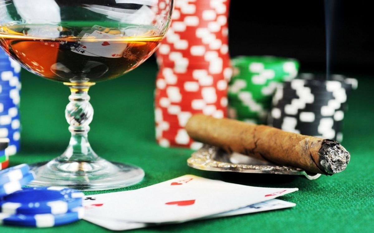 se-deberia-aceptar-el-alcohol-en-las-mesas-de-poker- | Con Alcohol